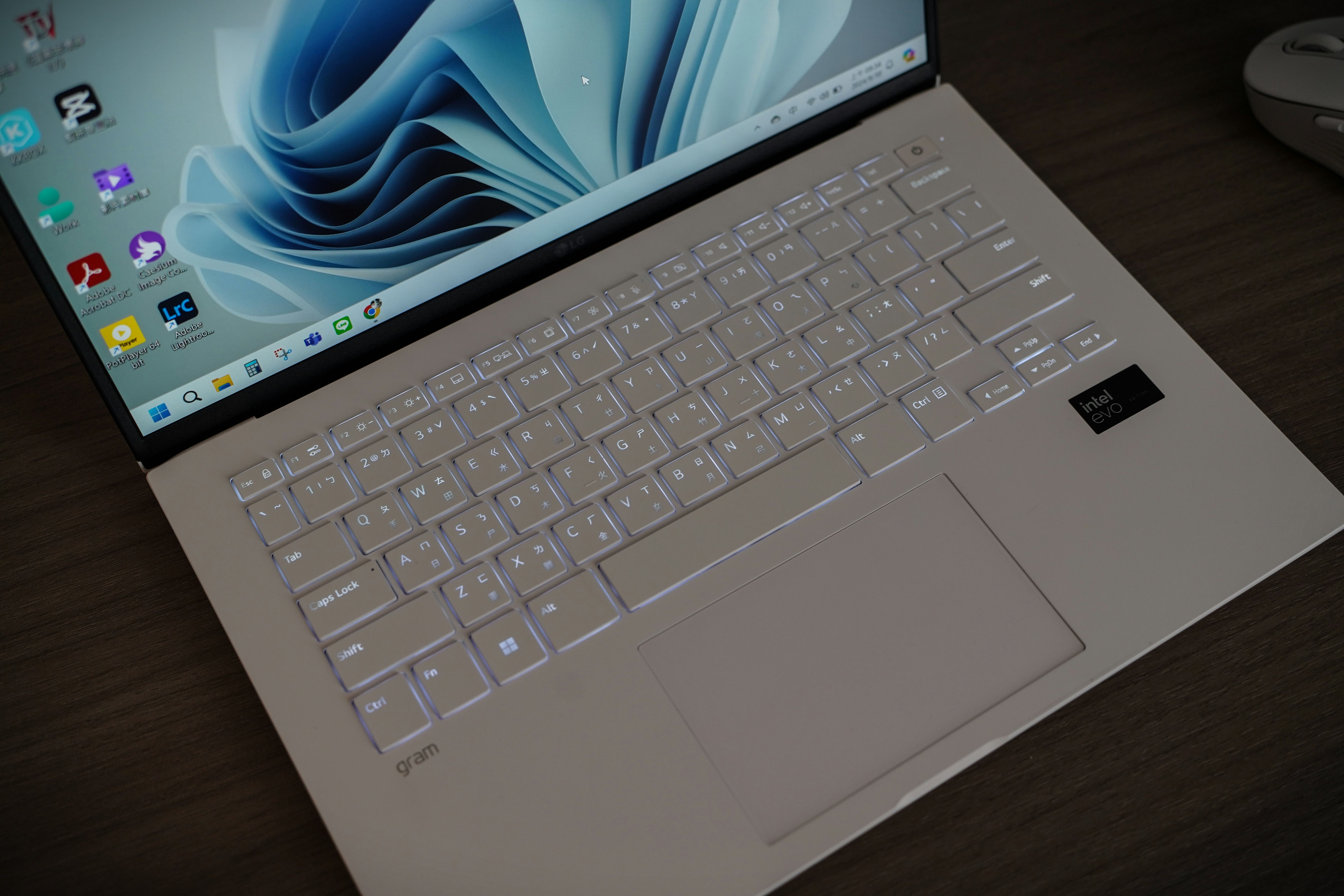 極輕！AI 移動工作站 LG gram (14Z90S) 14吋筆電 開箱 – 凱特叔叔教3C