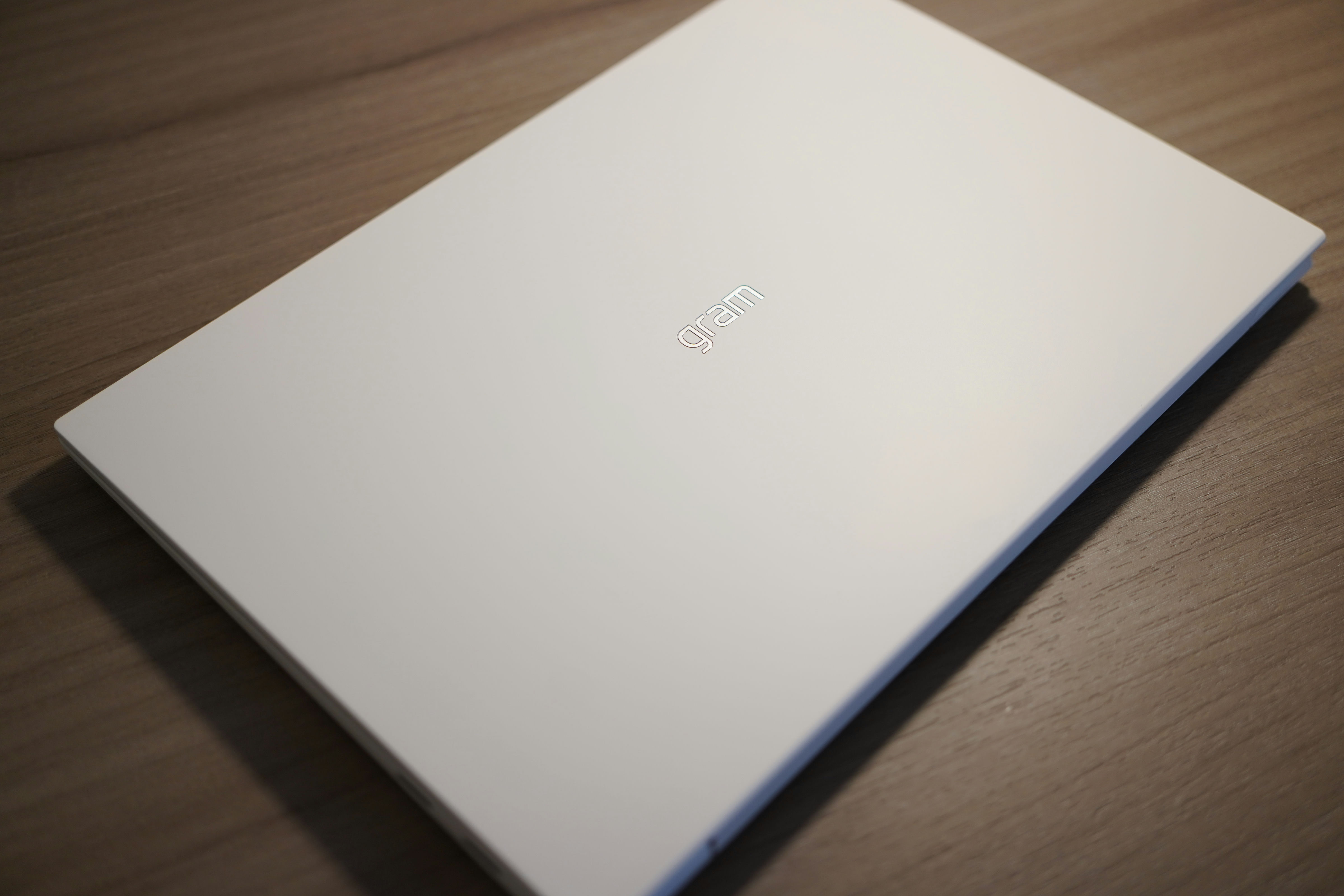 極輕！AI 移動工作站 LG gram (14Z90S) 14吋筆電 開箱 – 凱特叔叔教3C